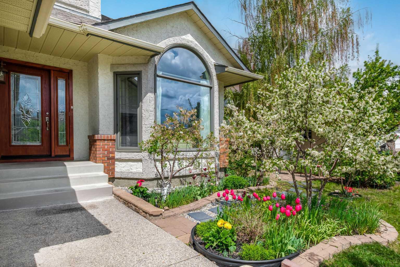 18 Mt Robson Close SE, Calgary, Alberta T2Z2B8 For Sale | HouseSigma